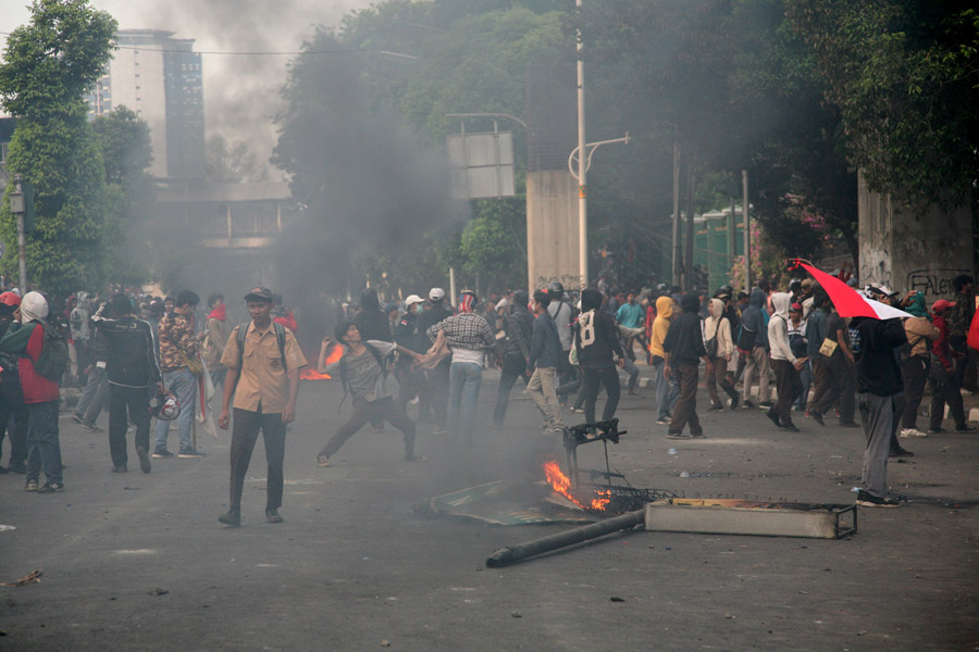 Begini Penampakan Kerusuhan Demo Para Pelajar di Gedung DPR – AKSI KATA