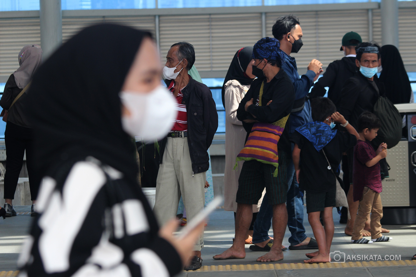 Kepadatan Penumpang KRL di Stasiun Manggarai Akibat Perubahan Rute ...