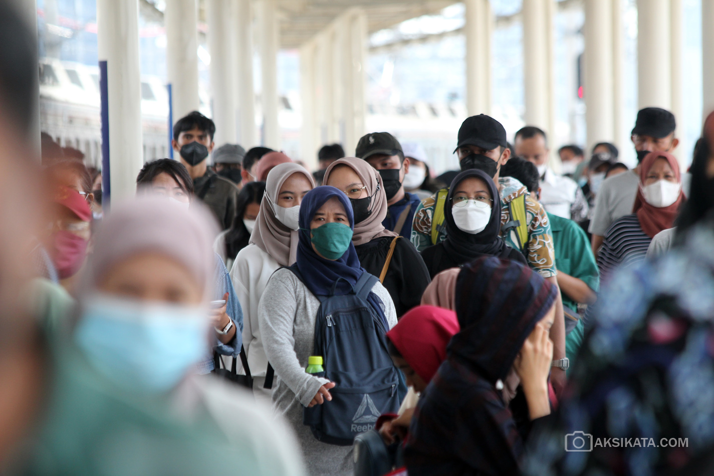 Kepadatan Penumpang KRL di Stasiun Manggarai Akibat Perubahan Rute ...