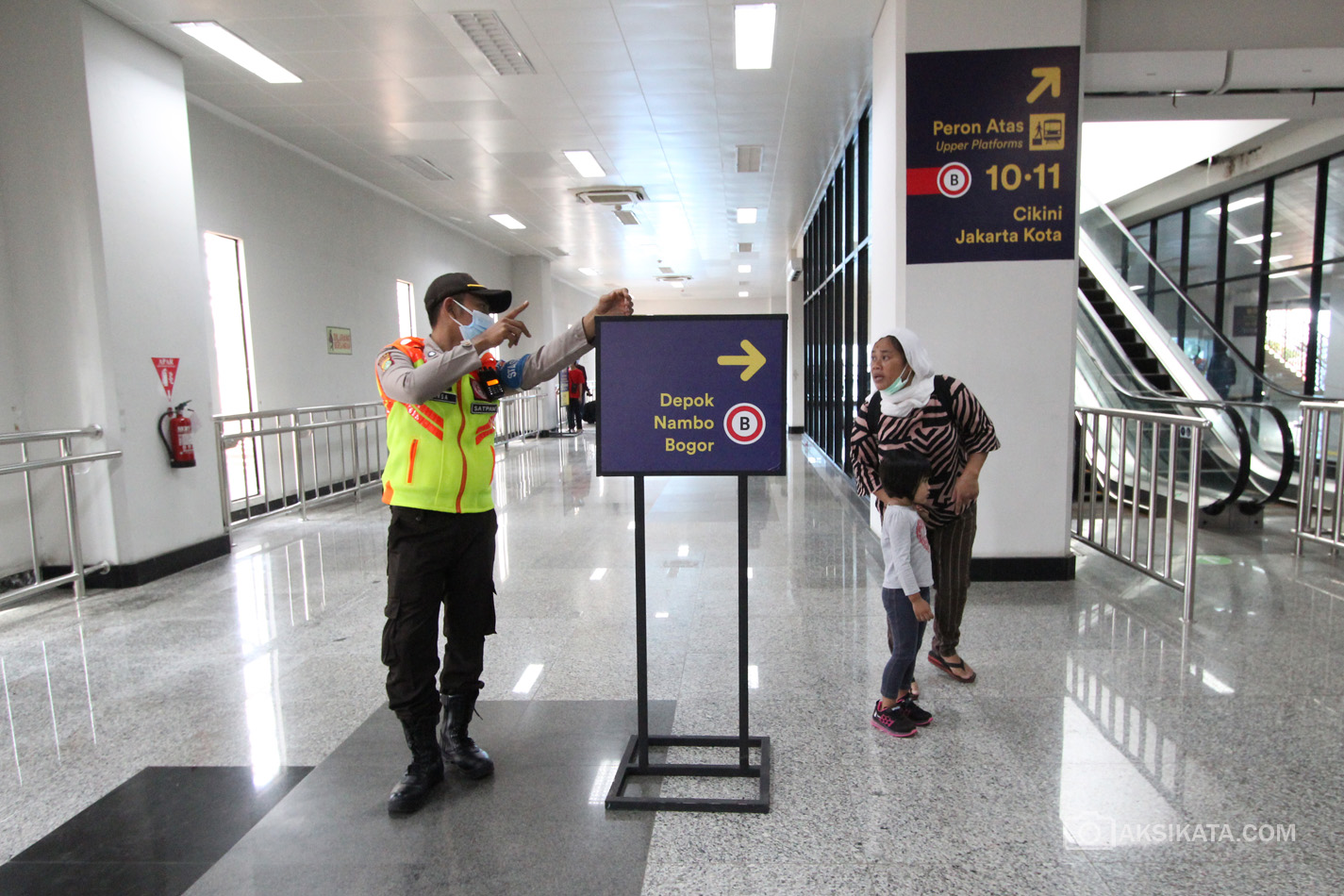 Kepadatan Penumpang KRL di Stasiun Manggarai Akibat Perubahan Rute ...
