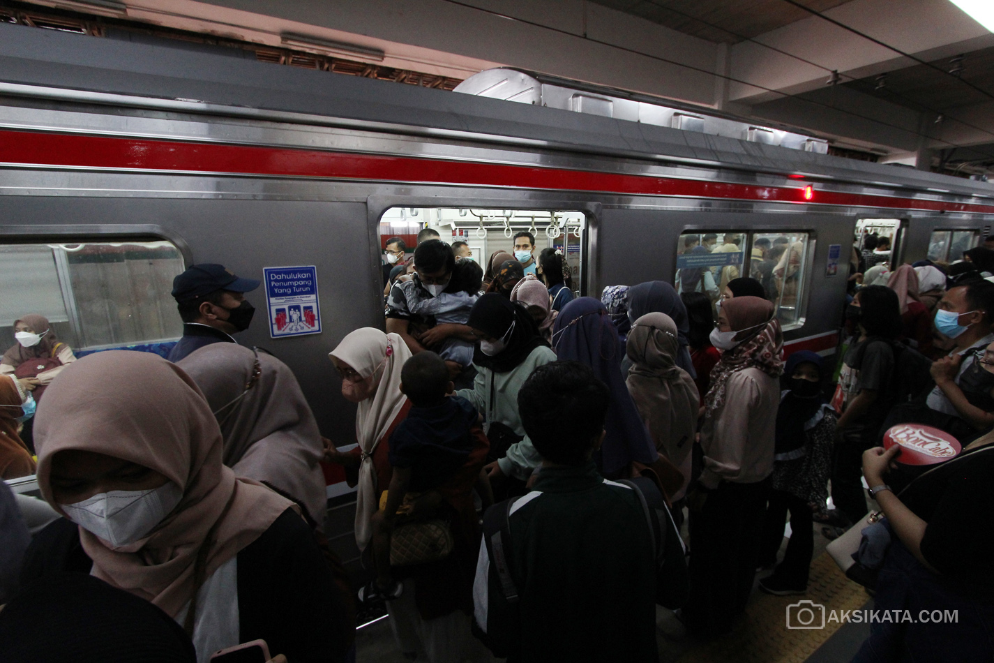 Kepadatan Penumpang KRL di Stasiun Manggarai Akibat Perubahan Rute Perjalanan – AKSI KATA