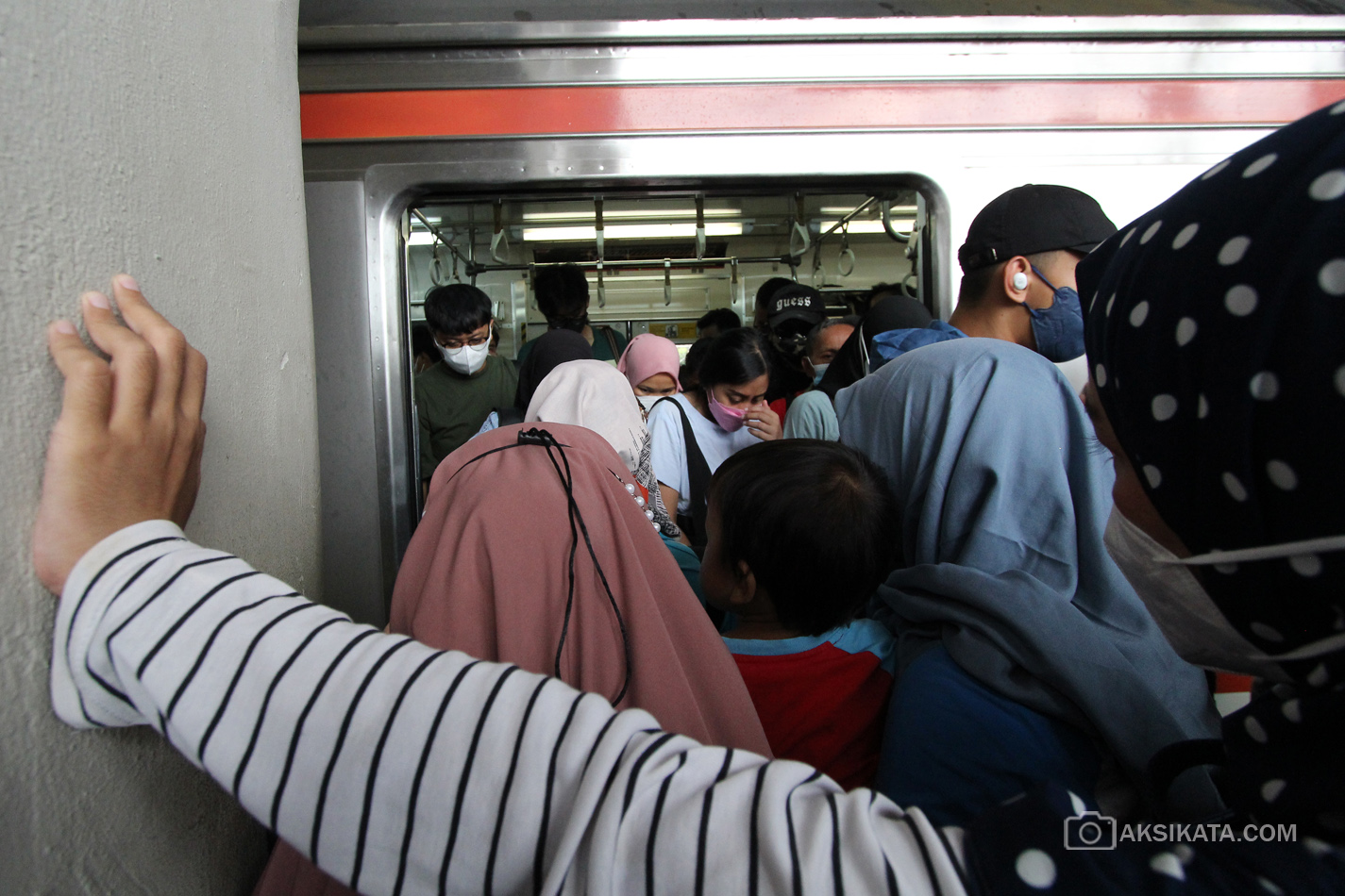 Kepadatan Penumpang KRL di Stasiun Manggarai Akibat Perubahan Rute ...